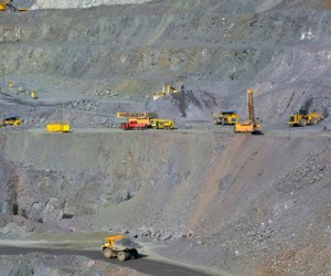 Anglo American's fight for largest iron ore mine in Africa turns ugly ...