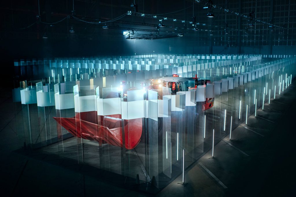 A Sandvik automated LHD proves its precision in a glass labyrinth ...