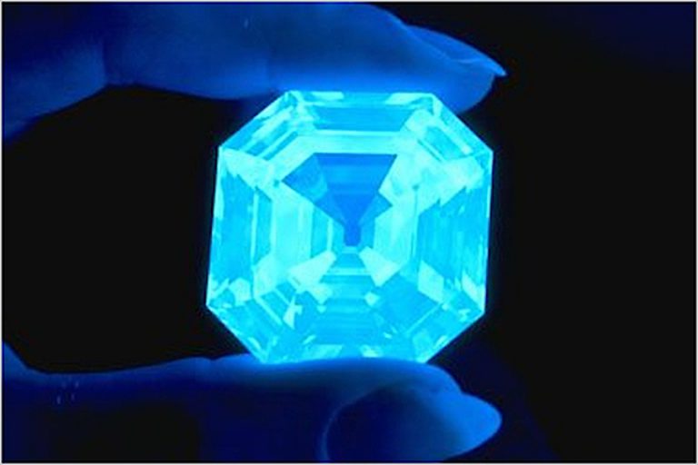 Alrosa steps up efforts to brighten fluorescent diamond sales - MINING.COM