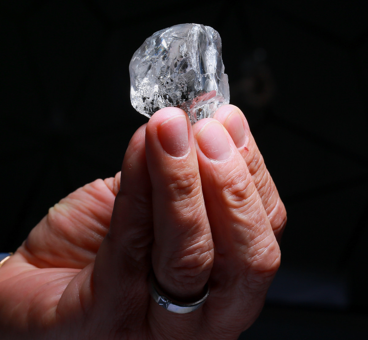 Share Lucara Diamonds. )" class="fb-share">