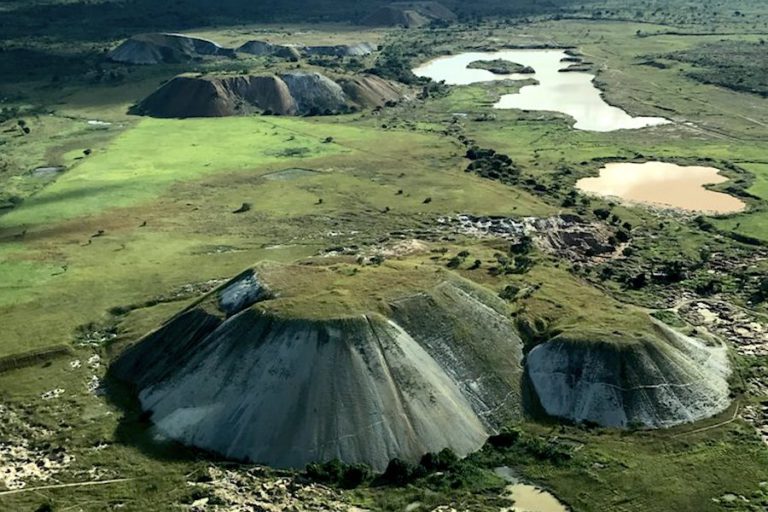 Chinese, Australian investors battle for largest lithium deposit ...