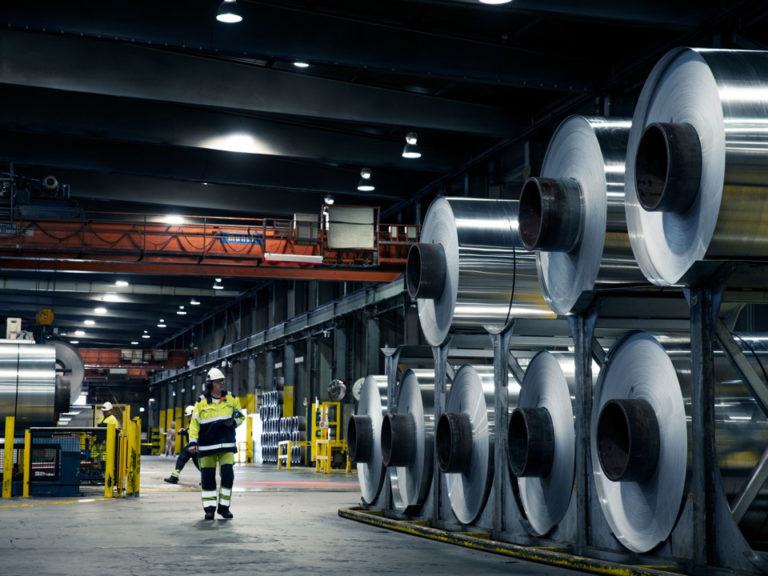 German aluminum smelter considers halving output on energy costs ...