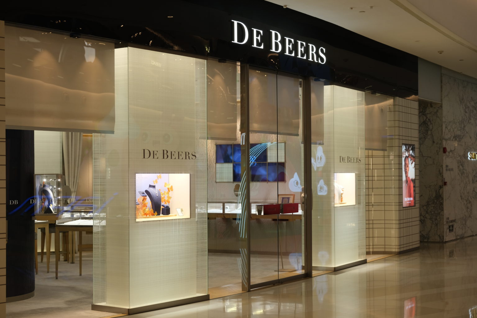 Former De Beers CEO said to lead race for diamond giant - MINING.COM