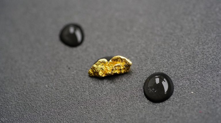 Researchers find new way to shape tiny gold pieces for electronics ...