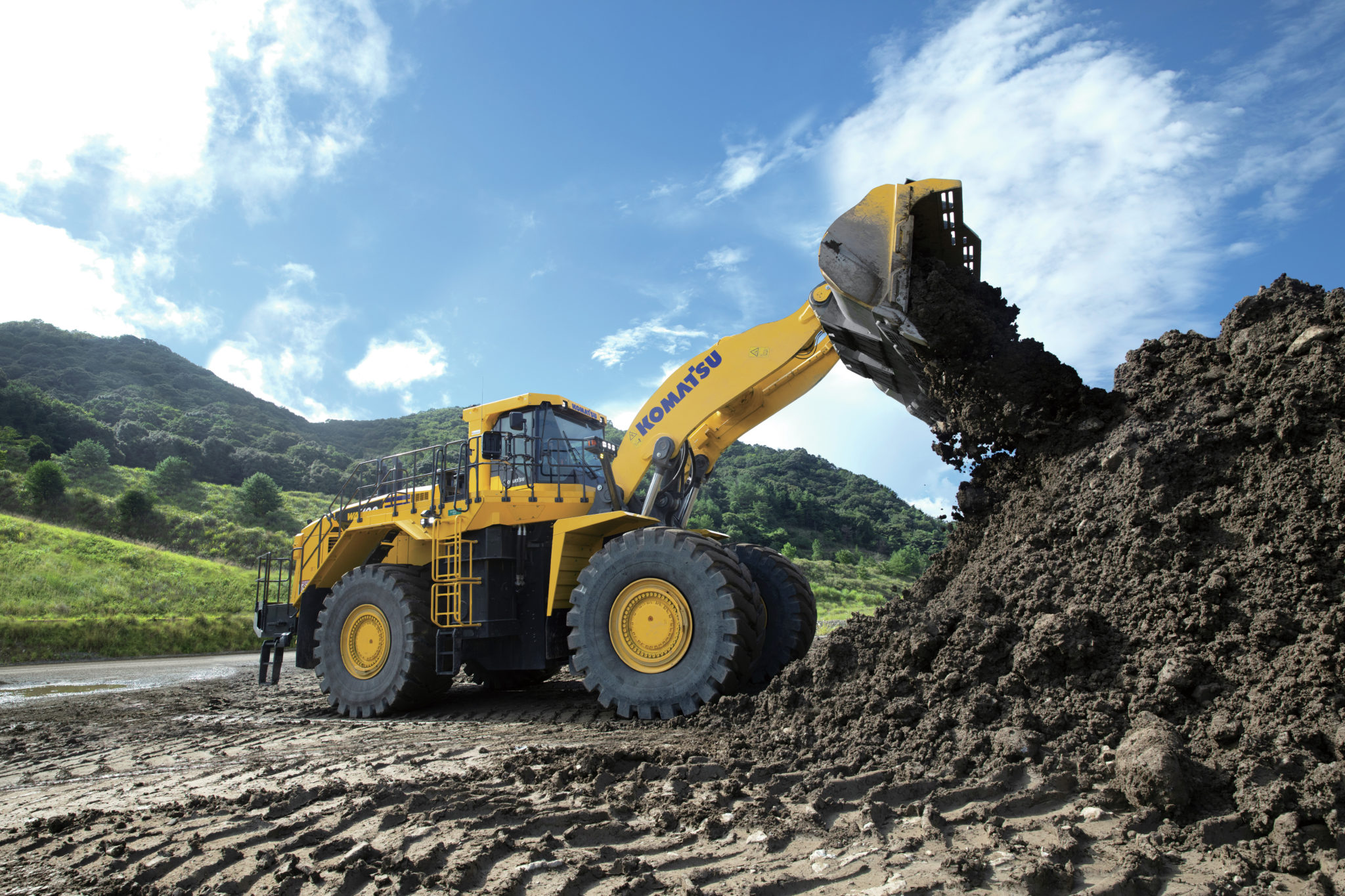 Komatsu introduces new WA700-8 wheel loader - MINING.COM
