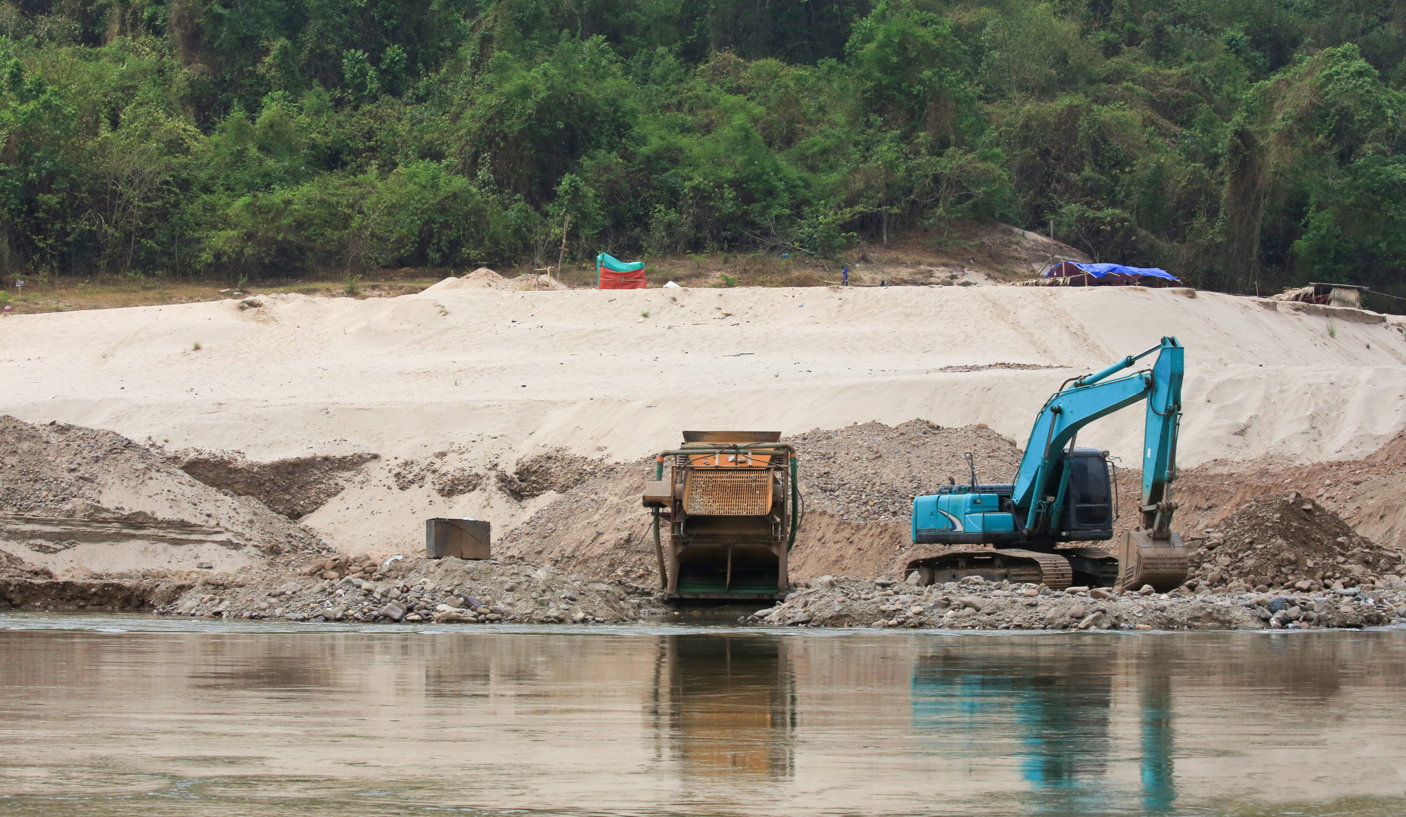 Semi-industrial private gold mining on the Mekong River between Huay ...