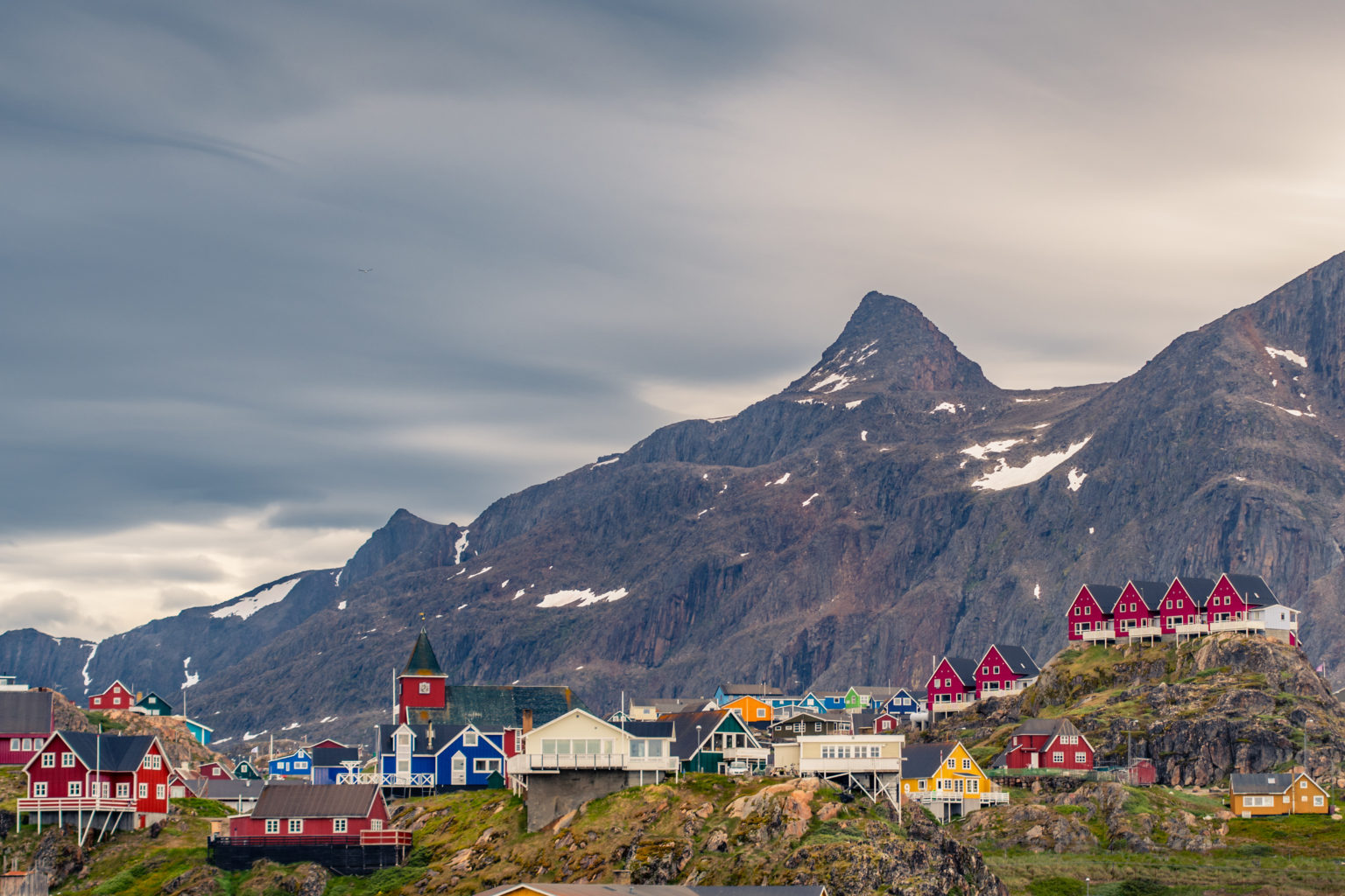 Sisimiut arctic village / town in Greenland with steep mountain ridge ...