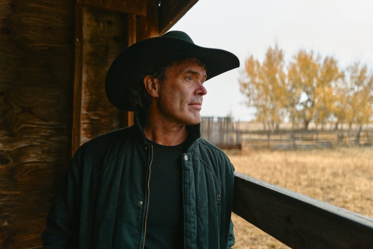Coal clash pits billionaire against Canadian country music star ...